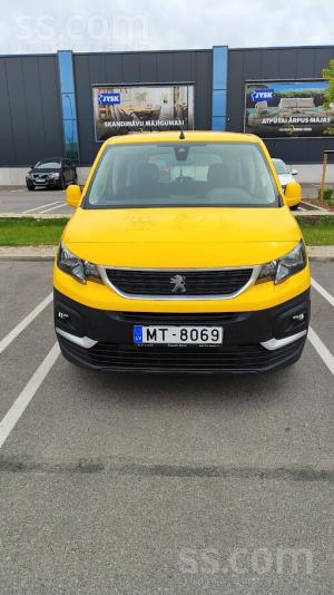 Pelēks Peugeot Rifter 2021 Rīga, ar dzinēja tilpumu 1.50 L un nobraukumu 98 tūkst. km par 9500 €, foto  vietnē AUTOMOTO.COM.LV