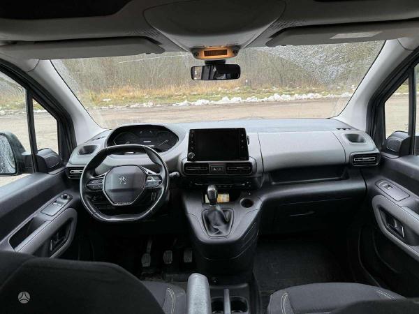 Grey Peugeot Rifter 2019 in Utena, with an engine capacity of 1.50 L and mileage of 264 thousand km for 8190 €, photo 11 on AUTOMOTO.COM.LV