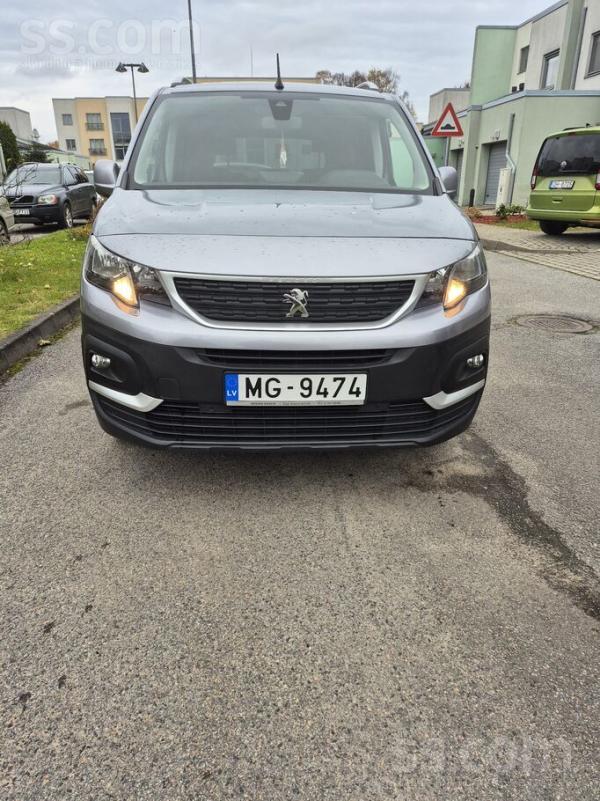 Grey Peugeot Rifter 2019 in Riga, with an engine capacity of 1.50 L and mileage of 112 thousand km for 7200 €, photo 1 on AUTOMOTO.COM.LV