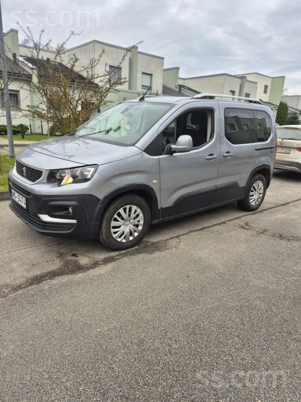 Grey Peugeot Rifter 2019 in Riga, with an engine capacity of 1.50 L and mileage of 112 thousand km for 7200 €, photo 2 on AUTOMOTO.COM.LV