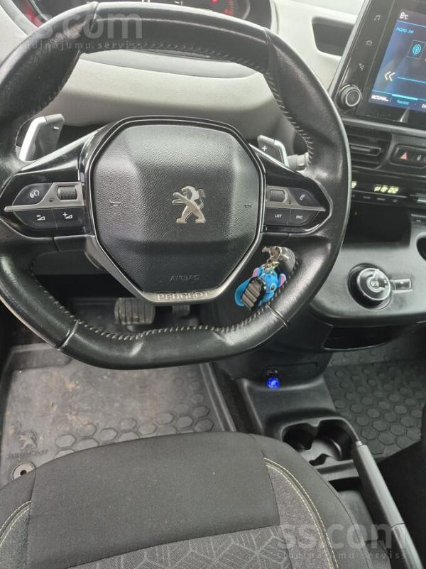Grey Peugeot Rifter 2019 in Riga, with an engine capacity of 1.50 L and mileage of 112 thousand km for 7200 €, photo 5 on AUTOMOTO.COM.LV