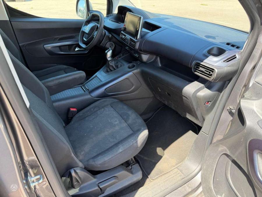 Grey Peugeot Rifter 2019 in Raseiniai, with an engine capacity of 1.50 L and mileage of 149 thousand km for 8300 €, photo 11 on AUTOMOTO.COM.LV