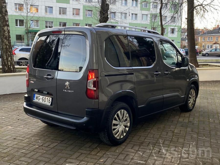 Grey Peugeot Rifter 2019 in Daugavpils, with an engine capacity of 1.20 L and mileage of 0 thousand km for 10990 €, photo 4 on AUTOMOTO.COM.LV
