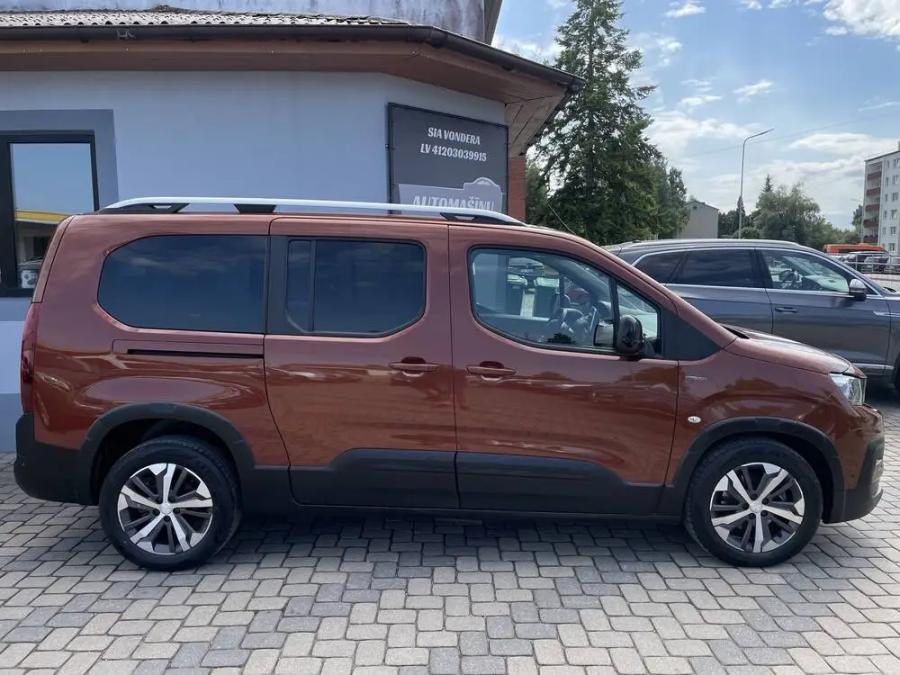 Grey Peugeot Rifter 2020 in Talsi, with an engine capacity of 1.20 L and mileage of 227 thousand km for 9800 €, photo 3 on AUTOMOTO.COM.LV