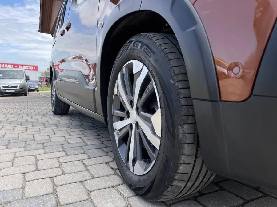 Grey Peugeot Rifter 2020 in Talsi, with an engine capacity of 1.20 L and mileage of 227 thousand km for 9800 €, photo 12 on AUTOMOTO.COM.LV