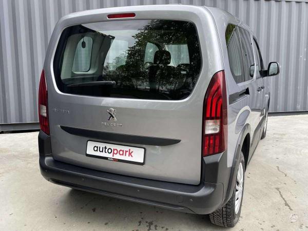 Peugeot Rifter 2020 in Vilnius on AUTOMOTO.COM.LV Grey Peugeot Rifter 2020 in Vilnius, with an engine capacity of 1.50 L and mileage of 114 thousand km for 9900 €, photo 7 on AUTOMOTO.COM.LV