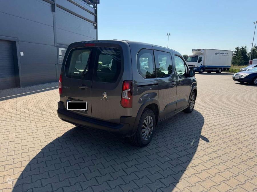 Grey Peugeot Rifter 2023 in Kaunas, with an engine capacity of 0.00 L and mileage of 29 thousand km for 25000 €, photo 6 on AUTOMOTO.COM.LV