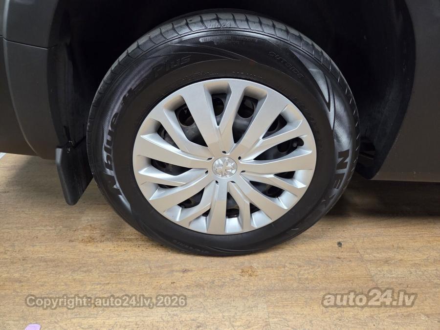 Pelēks Peugeot Rifter 2021 Tallina, ar dzinēja tilpumu 1.50 L un nobraukumu 100 tūkst. km par 13900 €, foto 21 vietnē AUTOMOTO.COM.LV