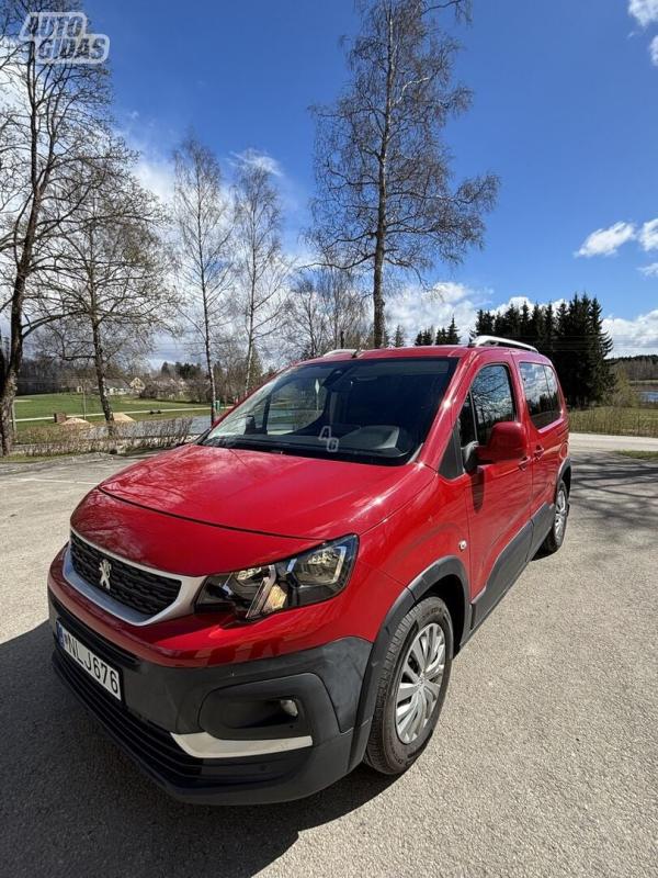 Red Peugeot Rifter 2019 in Skuodas, with an engine capacity of 1.50 L and mileage of 127 thousand km for 8700 €, photo 1 on AUTOMOTO.COM.LV