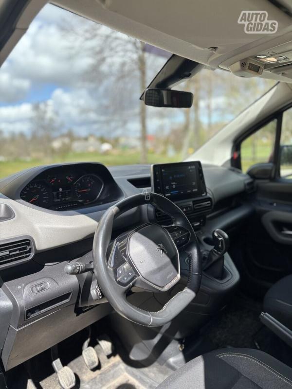 Red Peugeot Rifter 2019 in Skuodas, with an engine capacity of 1.50 L and mileage of 127 thousand km for 8700 €, photo 10 on AUTOMOTO.COM.LV