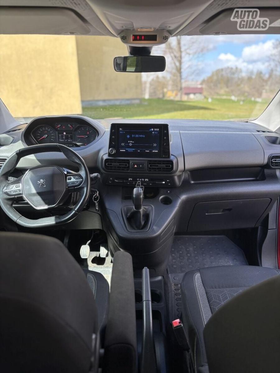 Red Peugeot Rifter 2019 in Skuodas, with an engine capacity of 1.50 L and mileage of 127 thousand km for 8700 €, photo 17 on AUTOMOTO.COM.LV