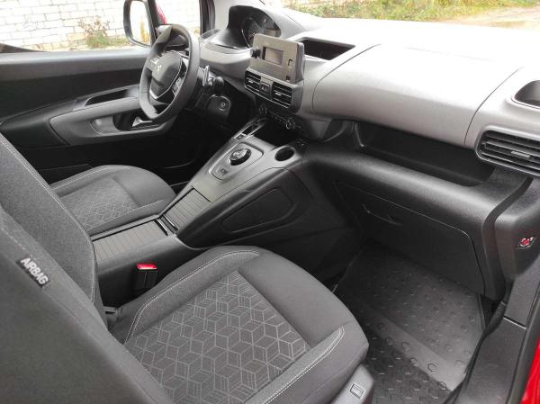 Red Peugeot Rifter 2019 in Kaunas, with an engine capacity of 1.50 L and mileage of 232 thousand km for 8650 €, photo 8 on AUTOMOTO.COM.LV