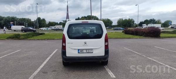 White Peugeot Rifter 2020 in Riga, with an engine capacity of 1.50 L and mileage of 250 thousand km for 7999 €, photo 5 on AUTOMOTO.COM.LV