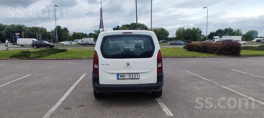 White Peugeot Rifter 2020 in Riga, with an engine capacity of 1.50 L and mileage of 250 thousand km for 7999 €, photo 6 on AUTOMOTO.COM.LV
