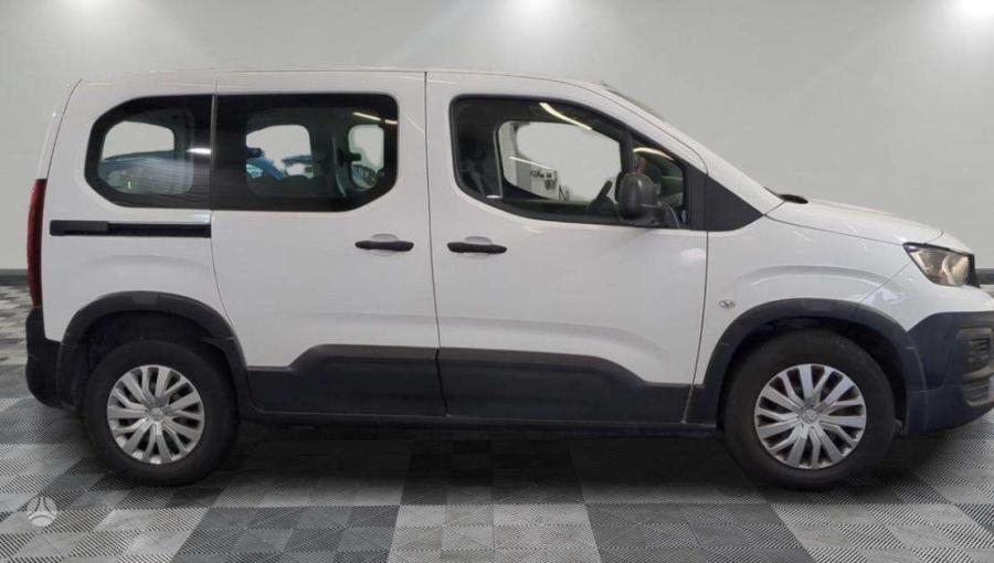 White Peugeot Rifter 2022 in Vilnius, with an engine capacity of 1.20 L and mileage of 49 thousand km for 12099 €, photo 3 on AUTOMOTO.COM.LV