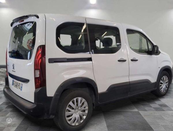 White Peugeot Rifter 2022 in Vilnius, with an engine capacity of 1.20 L and mileage of 49 thousand km for 12099 €, photo 4 on AUTOMOTO.COM.LV