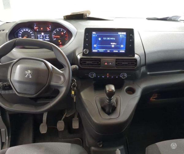 White Peugeot Rifter 2022 in Vilnius, with an engine capacity of 1.20 L and mileage of 49 thousand km for 12099 €, photo 8 on AUTOMOTO.COM.LV