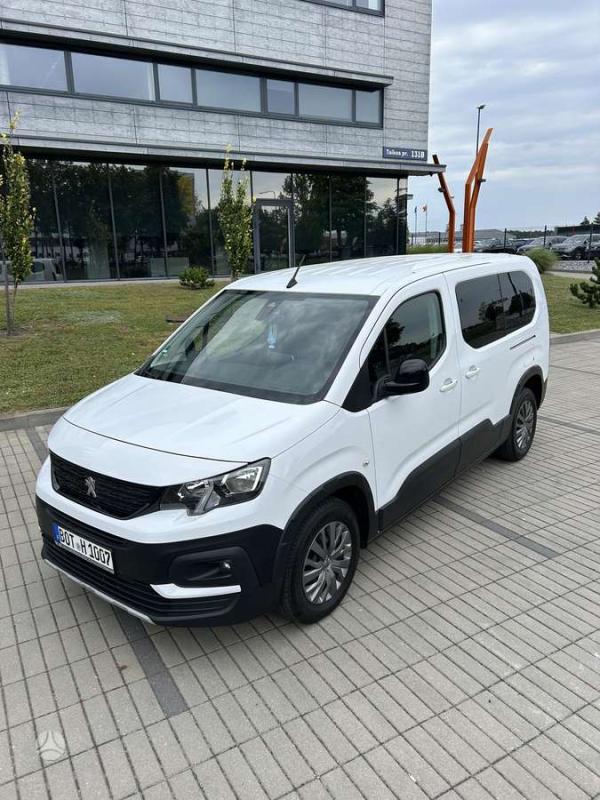 White Peugeot Rifter 2023 in Kaunas, with an engine capacity of 1.50 L and mileage of 158 thousand km for 13300 €, photo 1 on AUTOMOTO.COM.LV