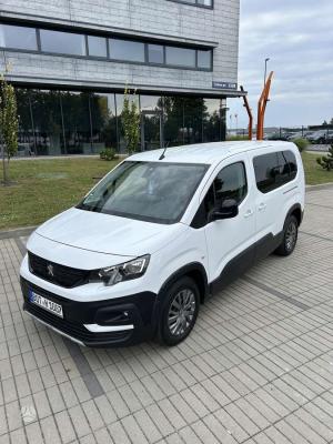 White Peugeot Rifter 2023 in Kaunas, with an engine capacity of 1.50 L and mileage of 158 thousand km for 13300 €, photo 1 on AUTOMOTO.COM.LV