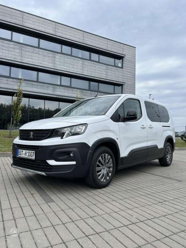 White Peugeot Rifter 2023 in Kaunas, with an engine capacity of 1.50 L and mileage of 158 thousand km for 13300 €, photo 3 on AUTOMOTO.COM.LV