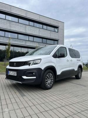 White Peugeot Rifter 2023 in Kaunas, with an engine capacity of 1.50 L and mileage of 158 thousand km for 13300 €, photo 3 on AUTOMOTO.COM.LV