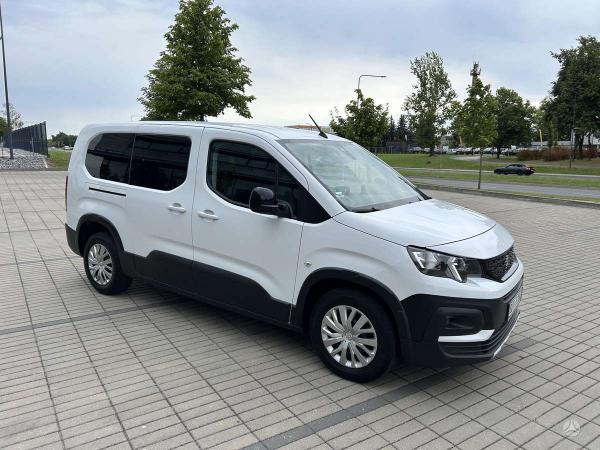 White Peugeot Rifter 2023 in Kaunas, with an engine capacity of 1.50 L and mileage of 158 thousand km for 13300 €, photo 4 on AUTOMOTO.COM.LV