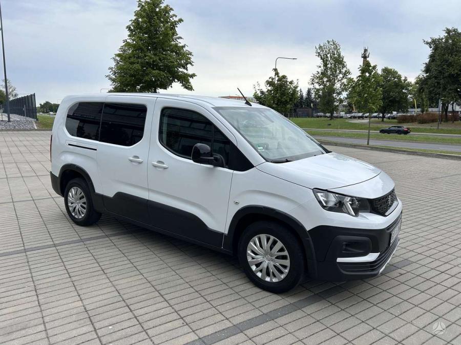 White Peugeot Rifter 2023 in Kaunas, with an engine capacity of 1.50 L and mileage of 158 thousand km for 13300 €, photo 4 on AUTOMOTO.COM.LV