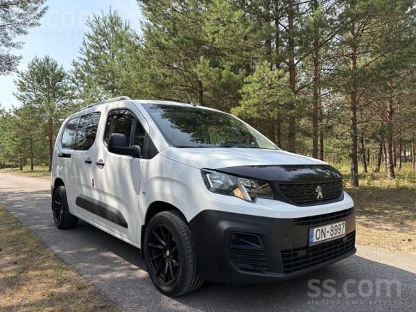 White Peugeot Rifter 2021 in Riga, with an engine capacity of 1.50 L and mileage of 98 thousand km for 12500 €, photo 1 on AUTOMOTO.COM.LV