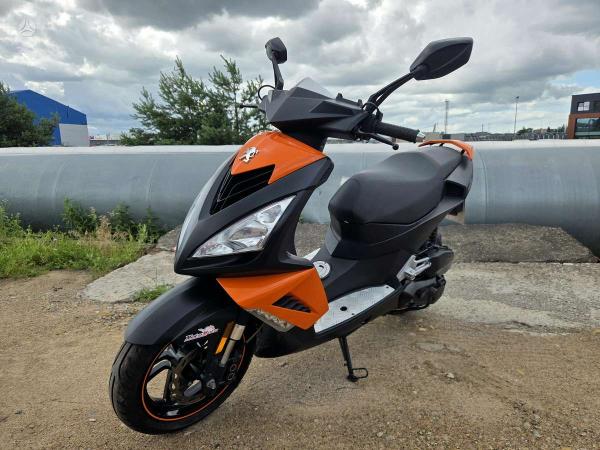 Orange Peugeot Speedfight 2017 in Kaunas, with an engine capacity of 0.13 L and mileage of 10 thousand km for 1900 €, photo 2 on AUTOMOTO.COM.LV