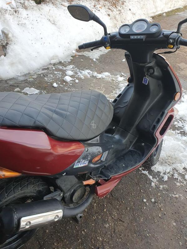 Sarkans Peugeot Speedfight 1999 Telšiai, ar dzinēja tilpumu 0.07 L un nobraukumu 7 tūkst. km par 550 €, foto 6 vietnē AUTOMOTO.COM.LV