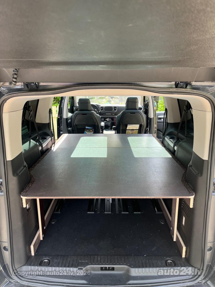 Melns Peugeot Traveller 2018 Tallina, ar dzinēja tilpumu 2.00 L un nobraukumu 260 tūkst. km par 25500 €, foto 12 vietnē AUTOMOTO.COM.LV