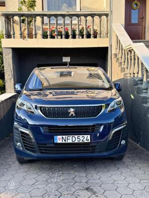 Zils Peugeot Traveller 2018 Viļņa, ar dzinēja tilpumu 2.00 L un nobraukumu 236 tūkst. km par 13500 €, foto  vietnē AUTOMOTO.COM.LV