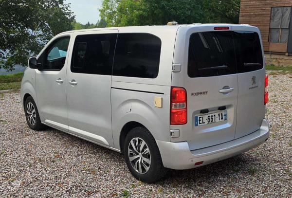 Grey Peugeot Traveller 2017 in Raseiniai, with an engine capacity of 1.60 L and mileage of 130 thousand km for 11450 €, photo 4 on AUTOMOTO.COM.LV