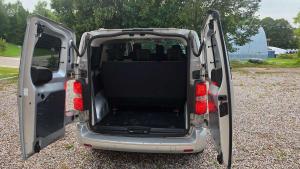 Grey Peugeot Traveller 2017 in Raseiniai, with an engine capacity of 1.60 L and mileage of 130 thousand km for 11450 €, photo 13 on AUTOMOTO.COM.LV