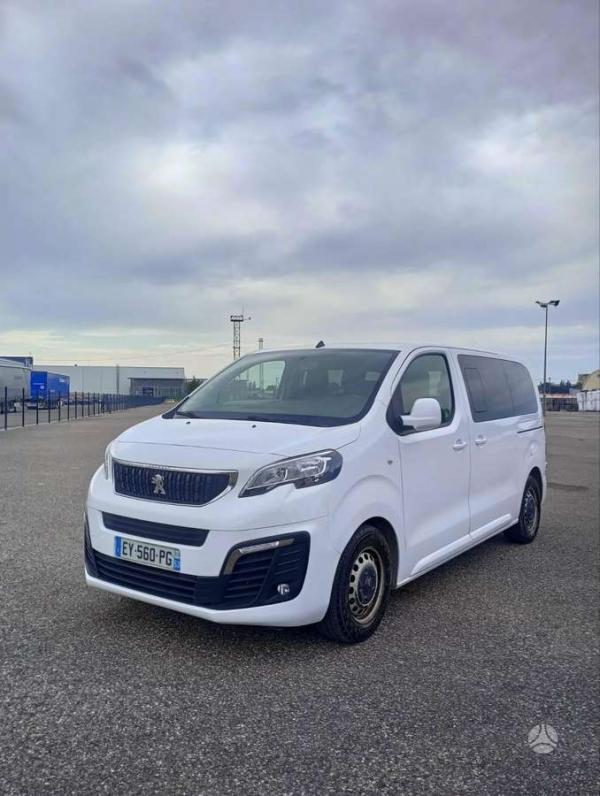 White Peugeot Traveller 2018 in Kaunas, with an engine capacity of 1.59 L and mileage of 228 thousand km for 12900 €, photo 1 on AUTOMOTO.COM.LV