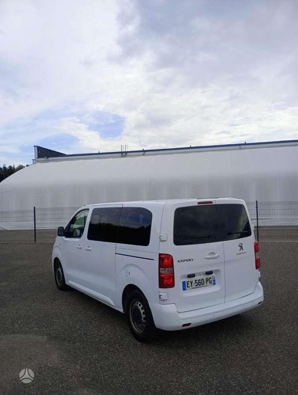 White Peugeot Traveller 2018 in Kaunas, with an engine capacity of 1.59 L and mileage of 228 thousand km for 12900 €, photo 7 on AUTOMOTO.COM.LV