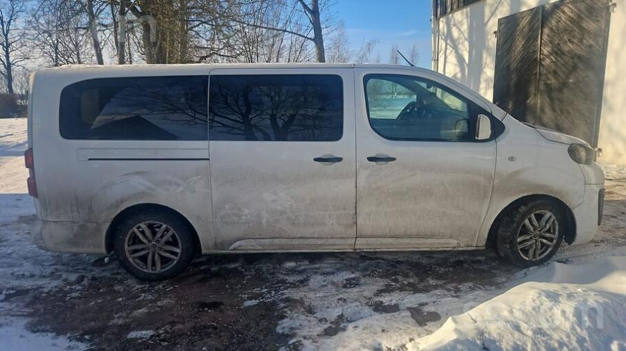 White Peugeot Traveller 2018 in Riga, with an engine capacity of 2.00 L and mileage of 263 thousand km for 10500 €, photo 5 on AUTOMOTO.COM.LV