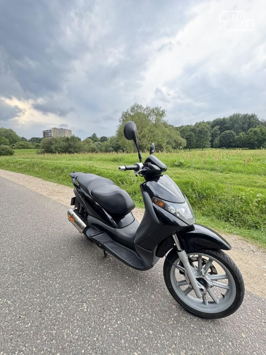 Melns Piaggio Beverly 2002 Viļņa, ar dzinēja tilpumu 0.05 L un nobraukumu 0 tūkst. km par 1100 €, foto 1 vietnē AUTOMOTO.COM.LV
