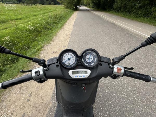 Black Piaggio Beverly 2002 in Vilnius, with an engine capacity of 0.05 L and mileage of 0 thousand km for 1100 €, photo 2 on AUTOMOTO.COM.LV