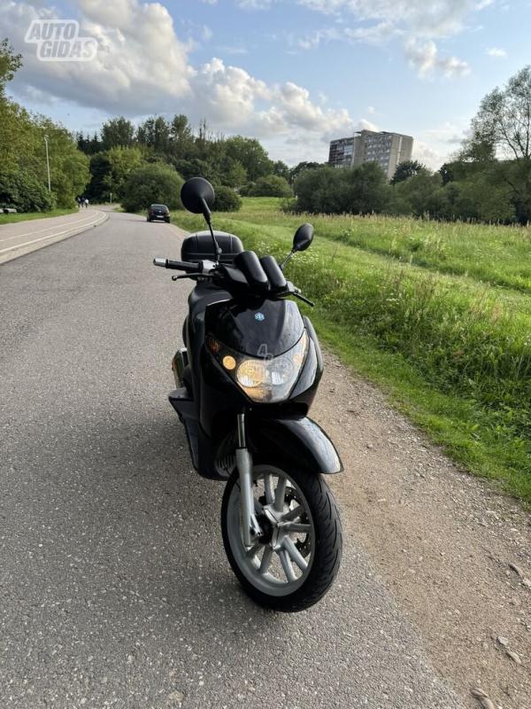 Black Piaggio Beverly 2002 in Vilnius, with an engine capacity of 0.05 L and mileage of 0 thousand km for 1100 €, photo 6 on AUTOMOTO.COM.LV