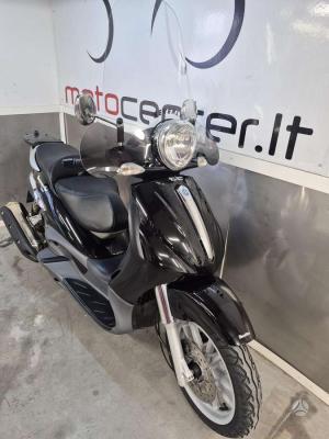 Melns Piaggio Beverly 2006 Kauņa, ar dzinēja tilpumu 0.46 L un nobraukumu 32 tūkst. km par 1500 €, foto  vietnē AUTOMOTO.COM.LV