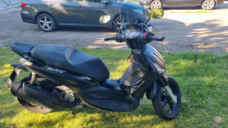Melns Piaggio Beverly 2020 Šauļi, ar dzinēja tilpumu 0.33 L un nobraukumu 24 tūkst. km par 1100 €, foto 4 vietnē AUTOMOTO.COM.LV
