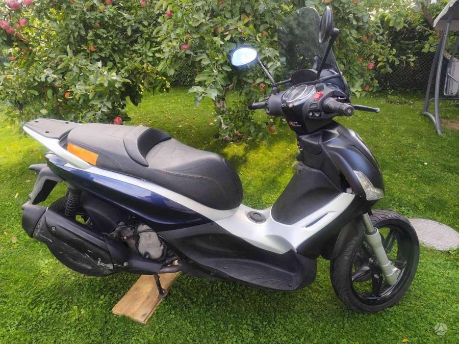 Синий Piaggio Beverly 2012 в Пасвалис, объемом двигателя 0.33 л и пробегом 18 тыс. км за 400 €, фото 1 на AUTOMOTO.COM.LV