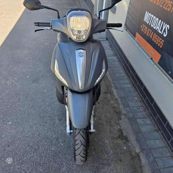 Grey Piaggio Beverly 2014 in Panevezys, with an engine capacity of 0.13 L and mileage of 18 thousand km for 1650 €, photo 5 on AUTOMOTO.COM.LV