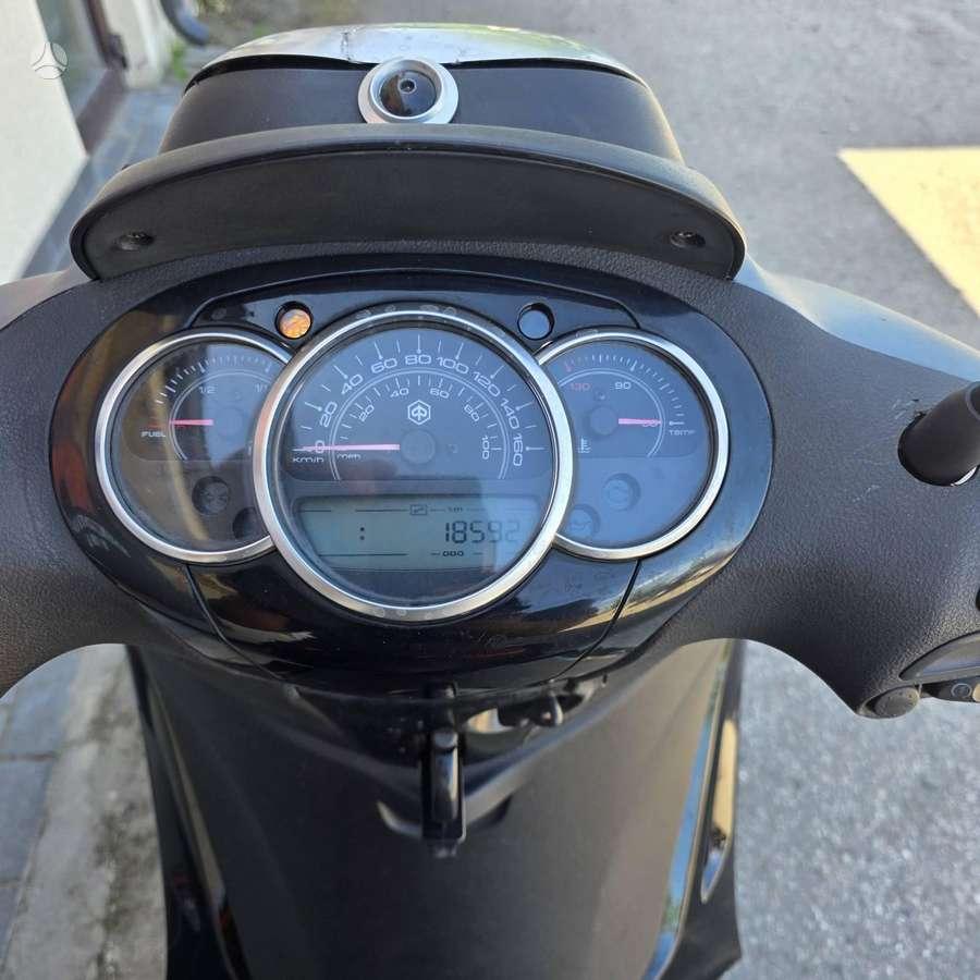 Grey Piaggio Beverly 2014 in Panevezys, with an engine capacity of 0.13 L and mileage of 18 thousand km for 1650 €, photo 7 on AUTOMOTO.COM.LV
