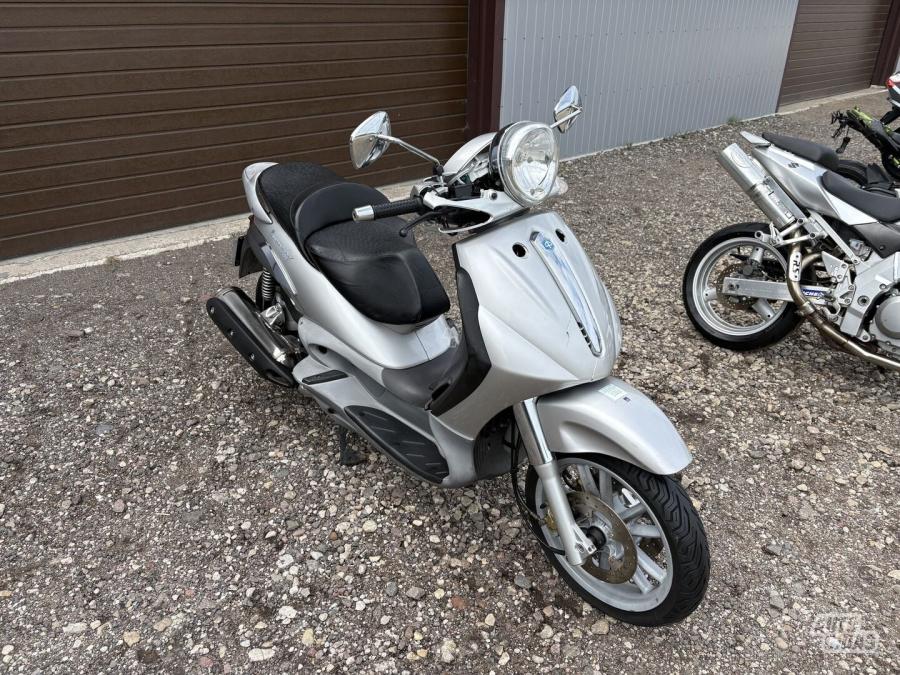 Piaggio Beverly 2004 Kelmė, ar dzinēja tilpumu 0.46 L un nobraukumu 22 tūkst. km par 815 €, foto 1 vietnē AUTOMOTO.COM.LV