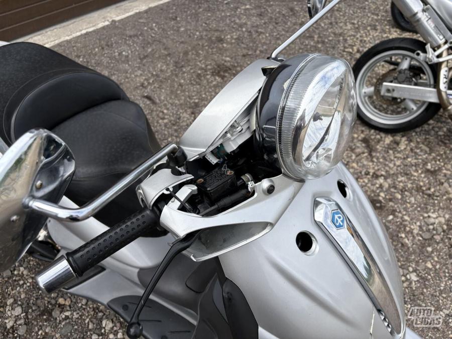 Piaggio Beverly 2004 Kelmė, ar dzinēja tilpumu 0.46 L un nobraukumu 22 tūkst. km par 815 €, foto 14 vietnē AUTOMOTO.COM.LV
