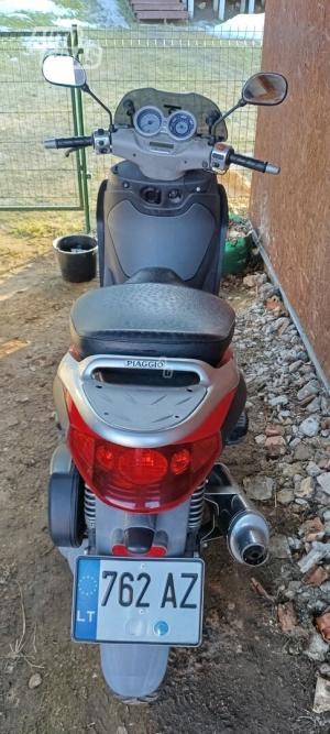 Sarkans Piaggio Beverly 2005 Alīta, ar dzinēja tilpumu 0.13 L un nobraukumu 21 tūkst. km par 1000 €, foto 2 vietnē AUTOMOTO.COM.LV
