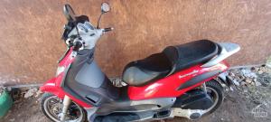 Sarkans Piaggio Beverly 2005 Alīta, ar dzinēja tilpumu 0.13 L un nobraukumu 21 tūkst. km par 1000 €, foto 3 vietnē AUTOMOTO.COM.LV