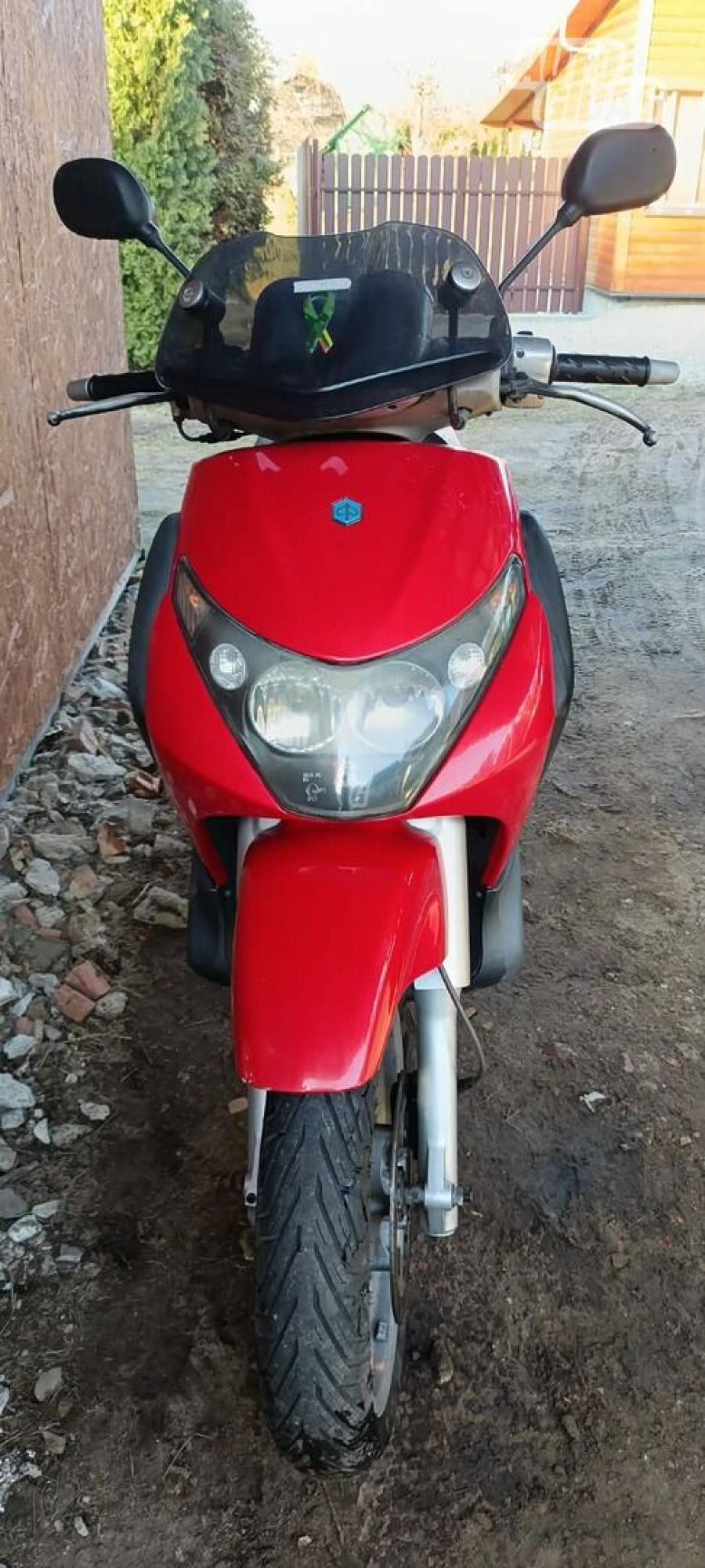 Sarkans Piaggio Beverly 2005 Alīta, ar dzinēja tilpumu 0.12 L un nobraukumu 22 tūkst. km par 800 €, foto 1 vietnē AUTOMOTO.COM.LV
